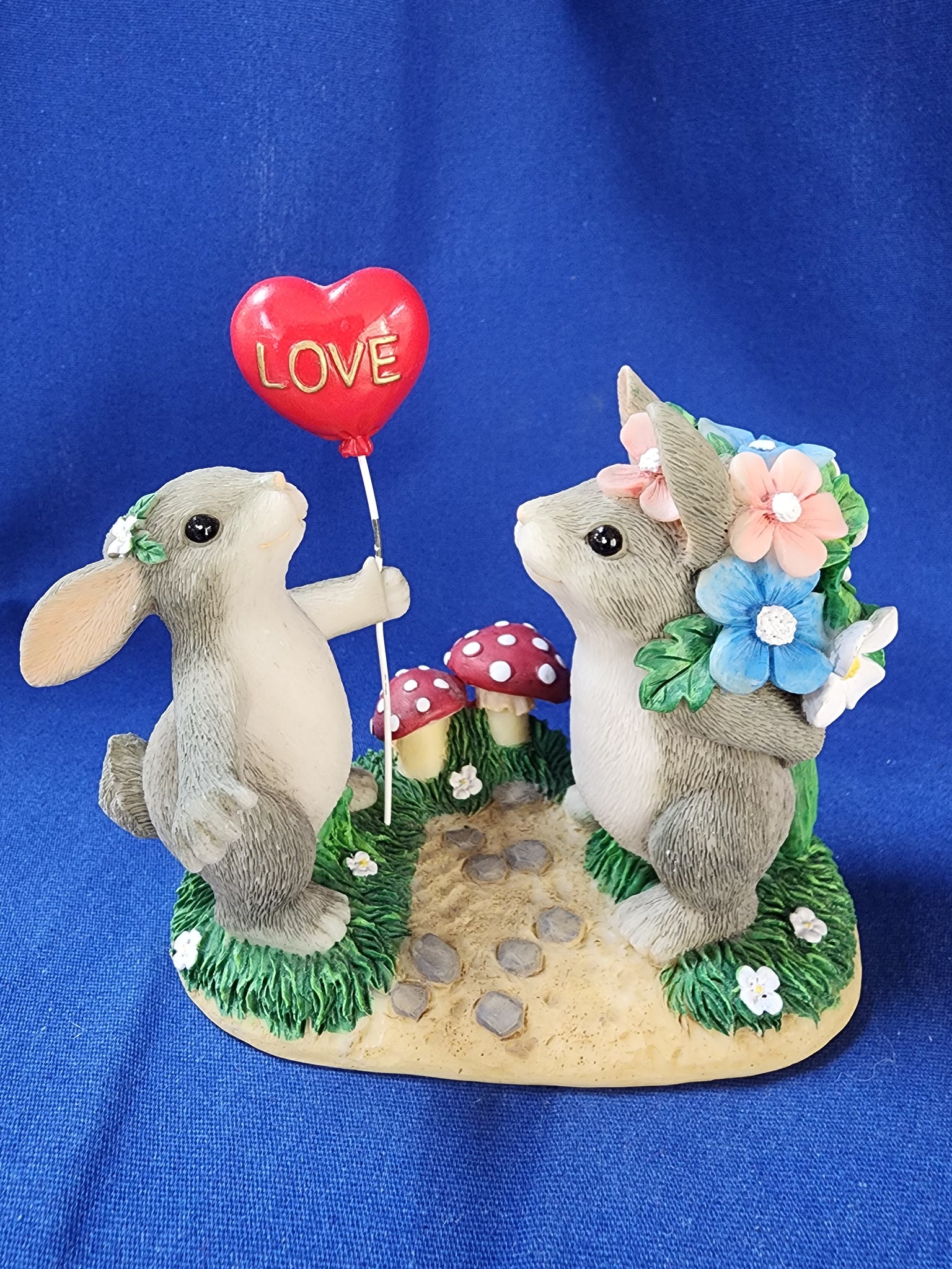 Charming Tails "Love Is In The Air" – RC Gifts