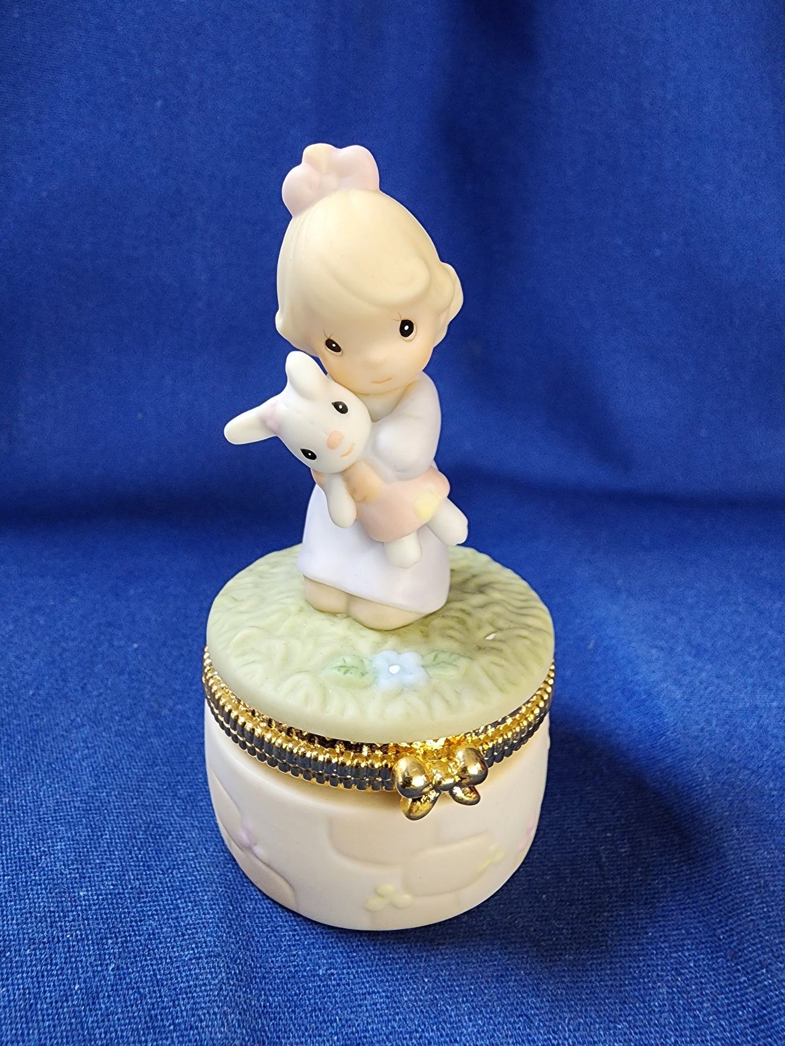 Precious Moments "Original 21 Covered Box - Jesus Loves Me" – RC Gifts