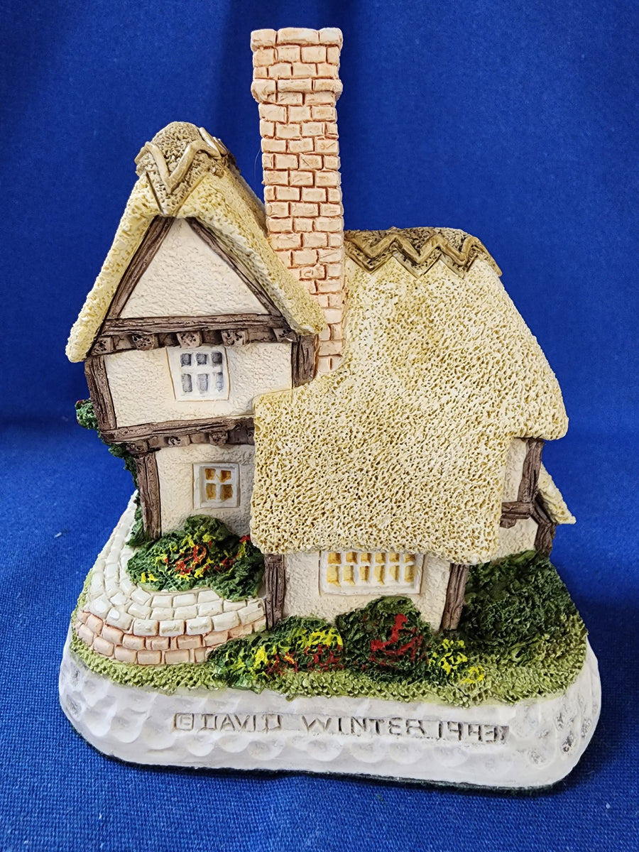 David Winter "The 'Cat And Pipe' Inn" – RC Gifts