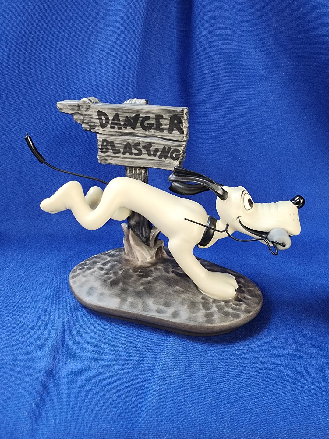 Walt Disney Classics Collection "The Delivery Boy, Dynamite Dog" – RC Gifts